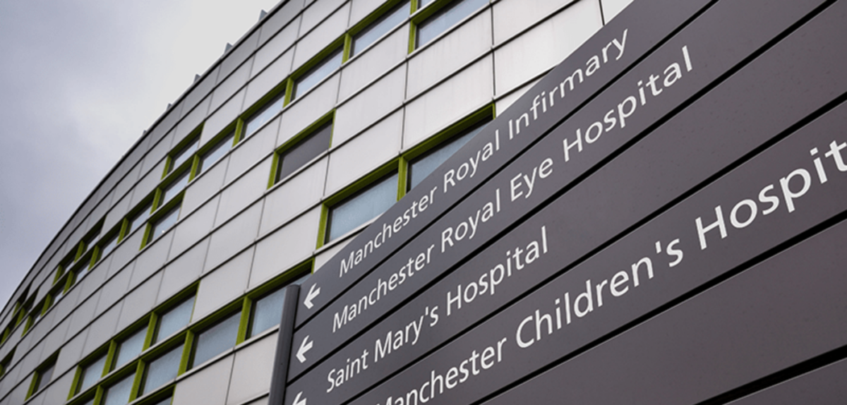 Manchester hospital performs its first robotic keyhole surgery ...
