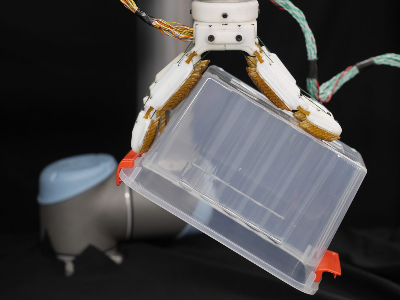 Stanford engineers develop robotic hand with gecko-inspired grip ...