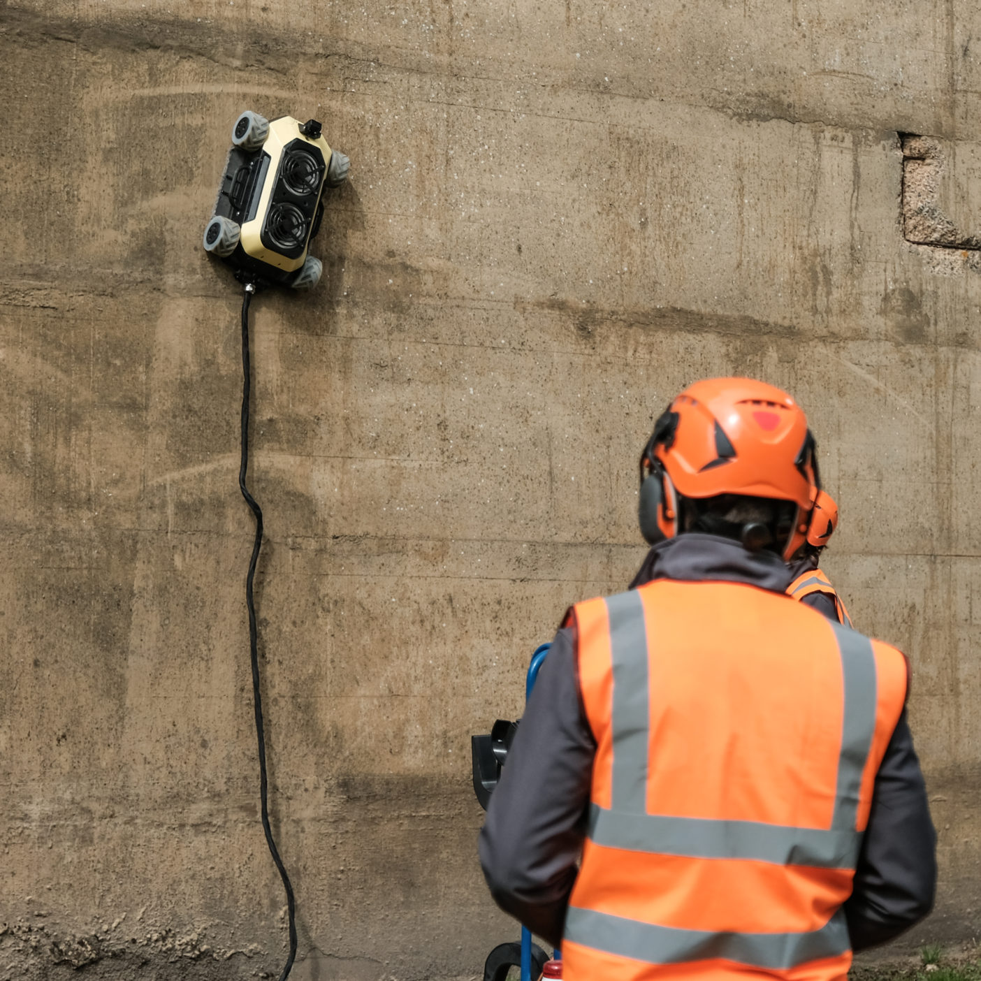 Wall climbing robot developed to reduce workplace accidents | Robotics ...